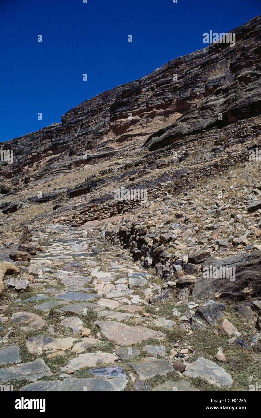 The mule track leading to Kawkaban, Yemen Stock Photo - Alamy