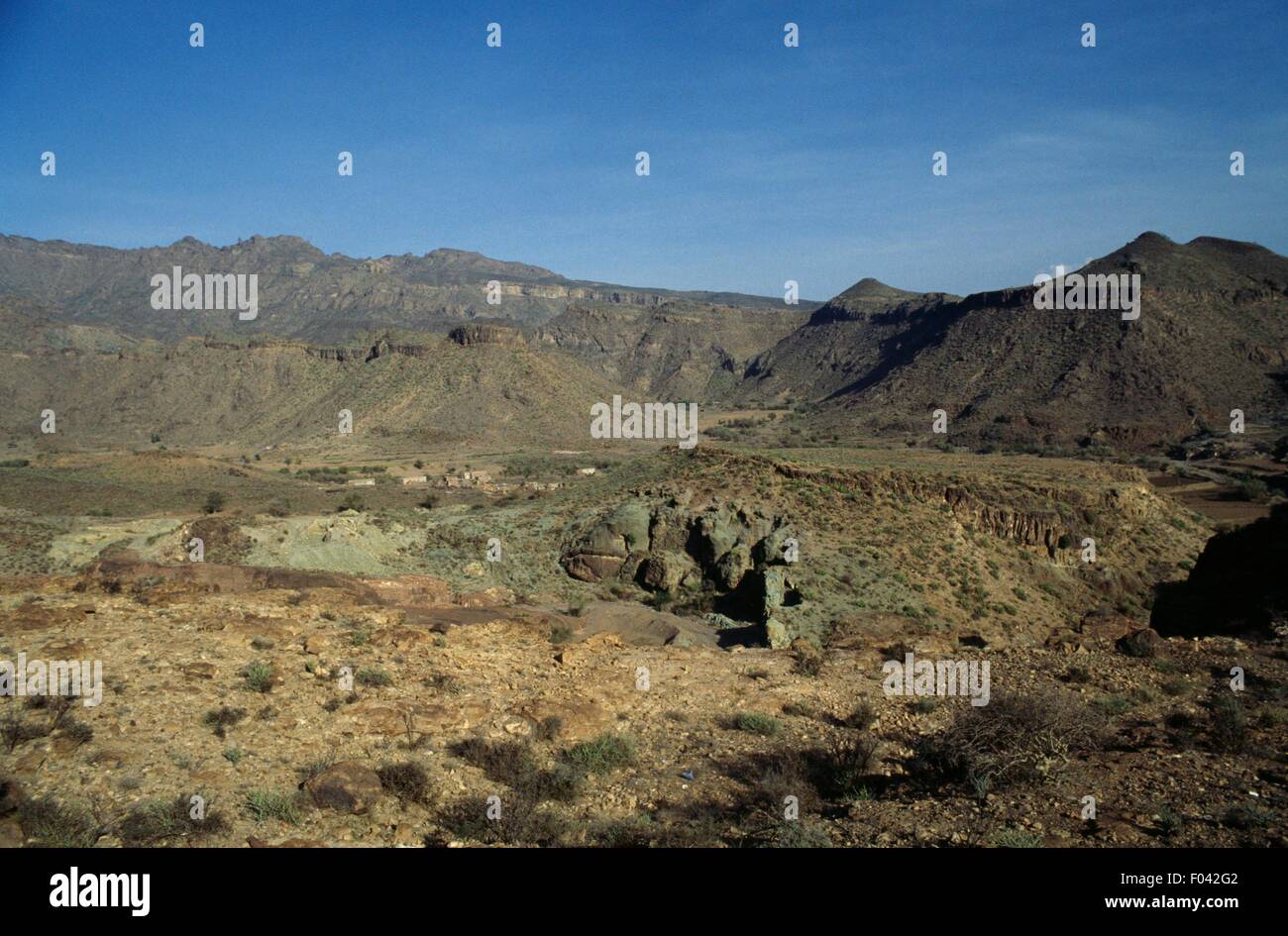 Arid plateau near Manakha, Yemen Stock Photo - Alamy