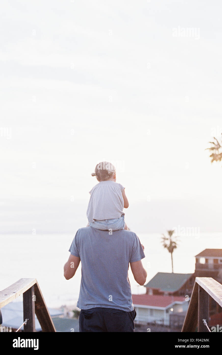 Father daughter shoulders hi-res stock photography and images - Alamy