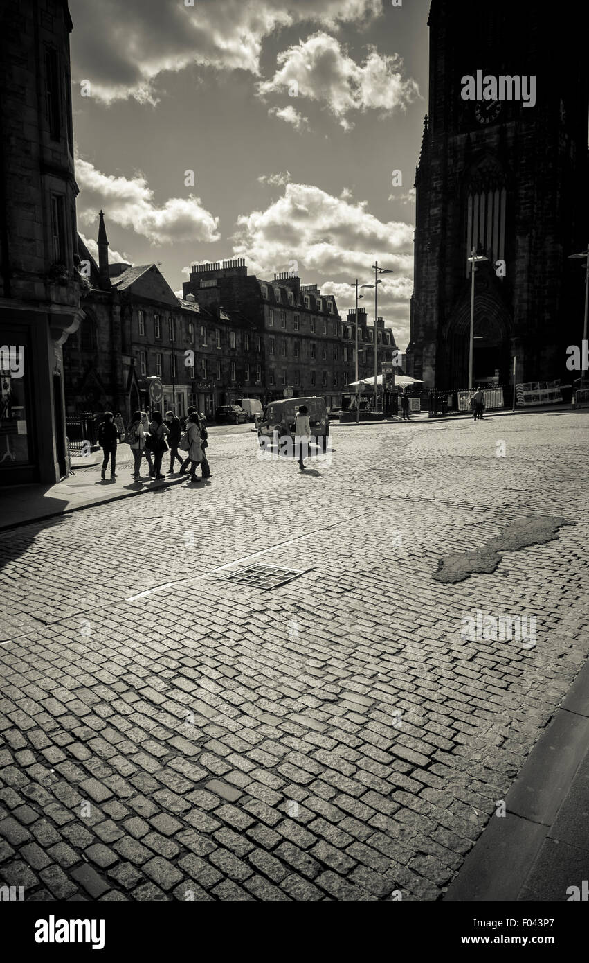 Cobbled street edinburgh scotland hi-res stock photography and images ...