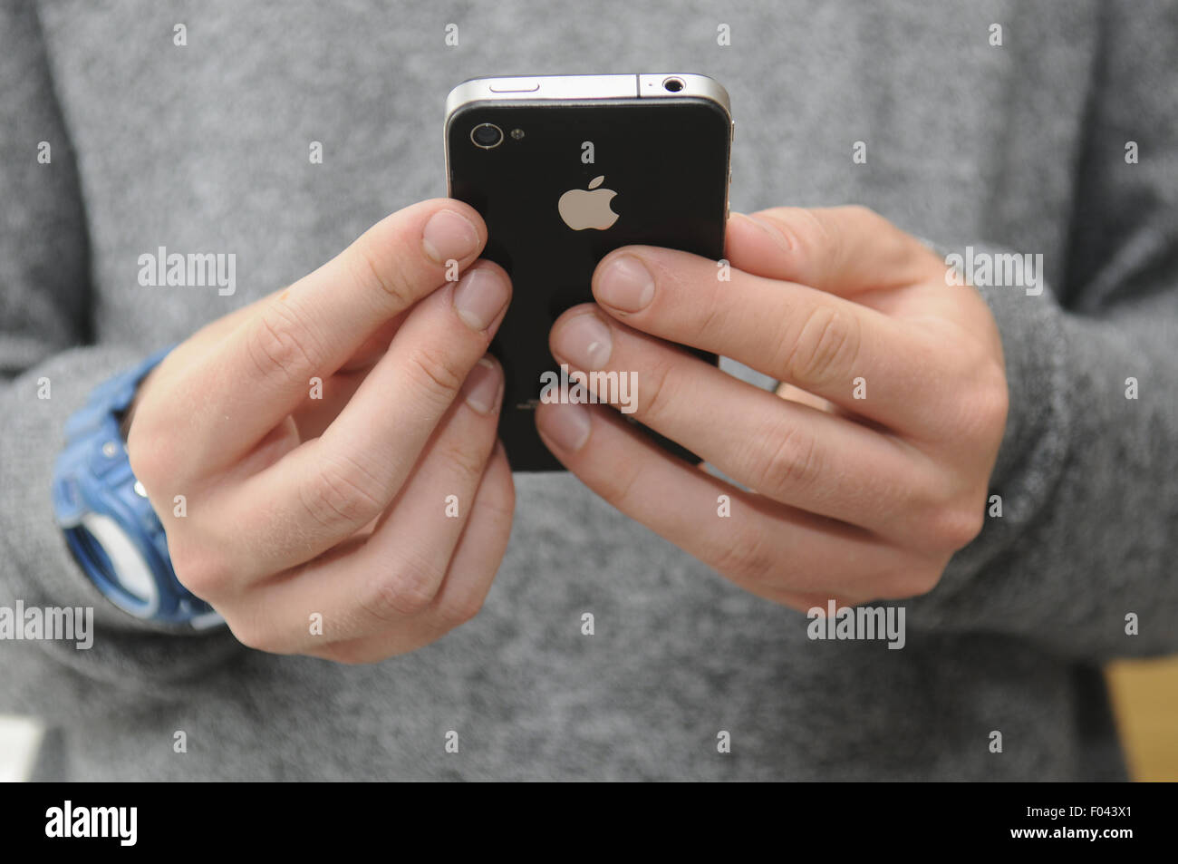 Apple mobile logo hi-res stock photography and images - Alamy