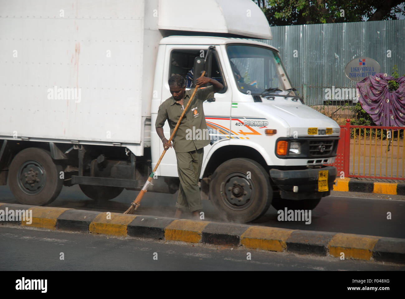 Man cleaning streets, Mumbai, Maharashtra, India Stock Photo - Alamy