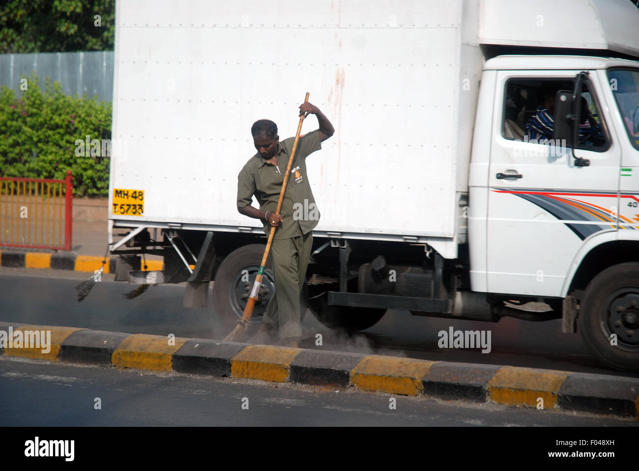 Man cleaning streets, Mumbai, Maharashtra, India Stock Photo - Alamy