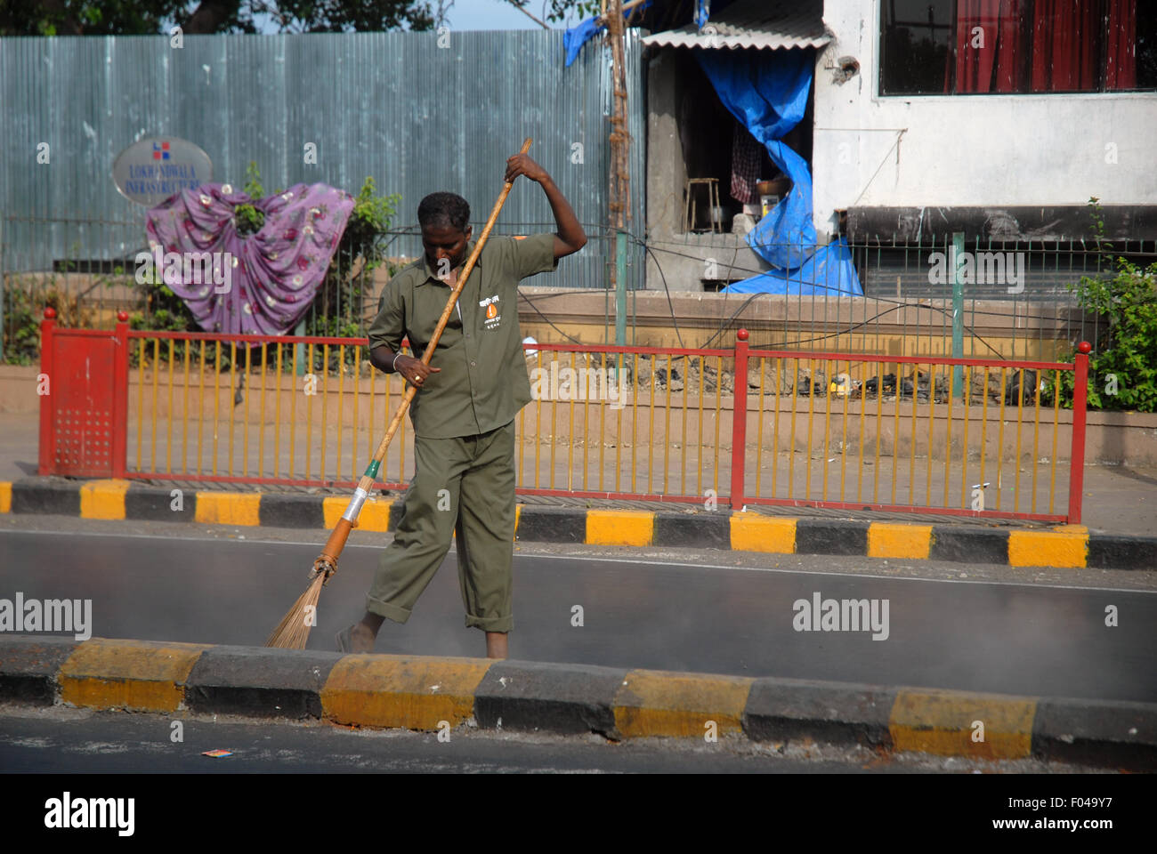 Man cleaning streets, Mumbai, Maharashtra, India Stock Photo - Alamy