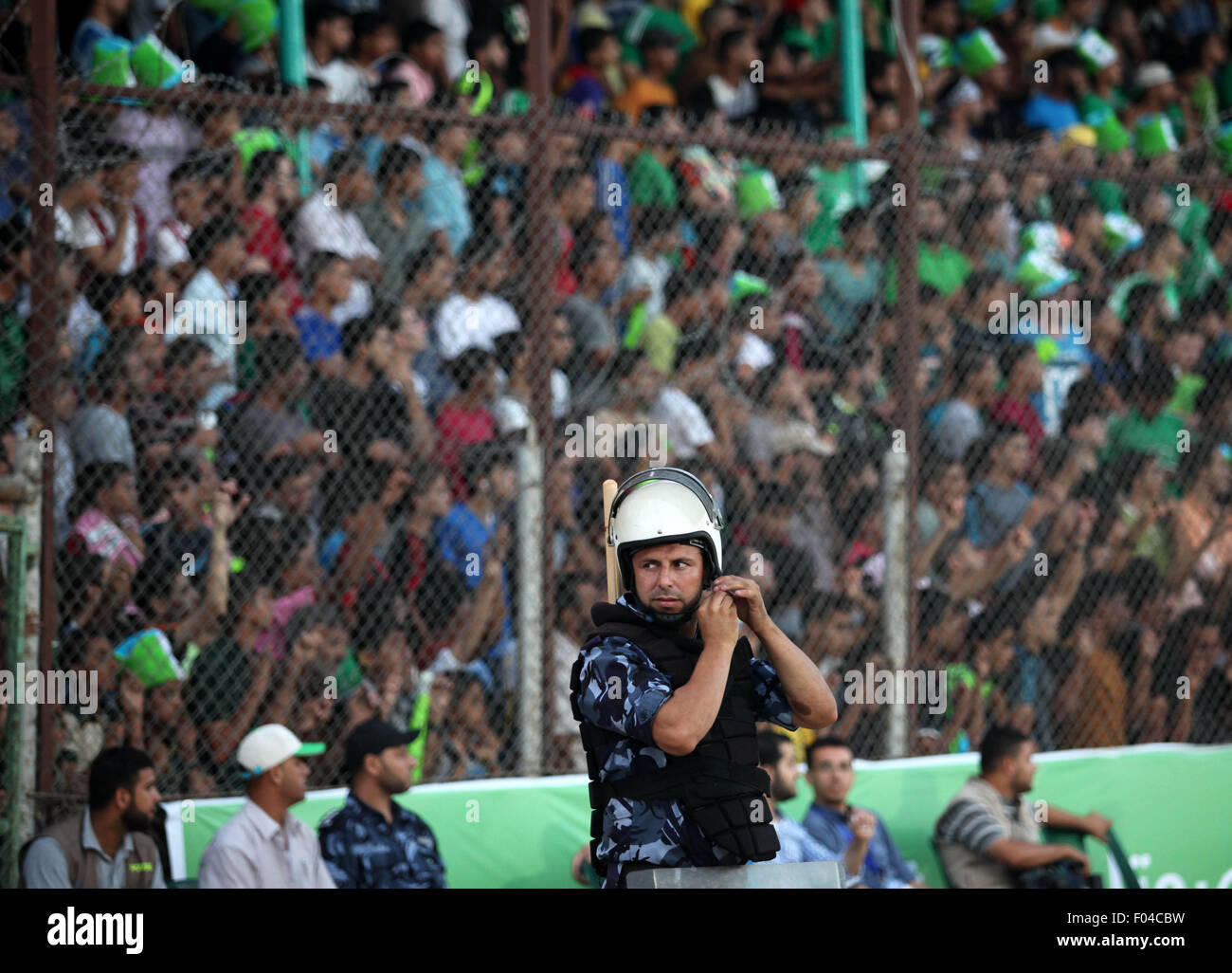 Gaza City, Gaza Strip, Palestinian Territory. 6th Aug, 2015. Fans ...