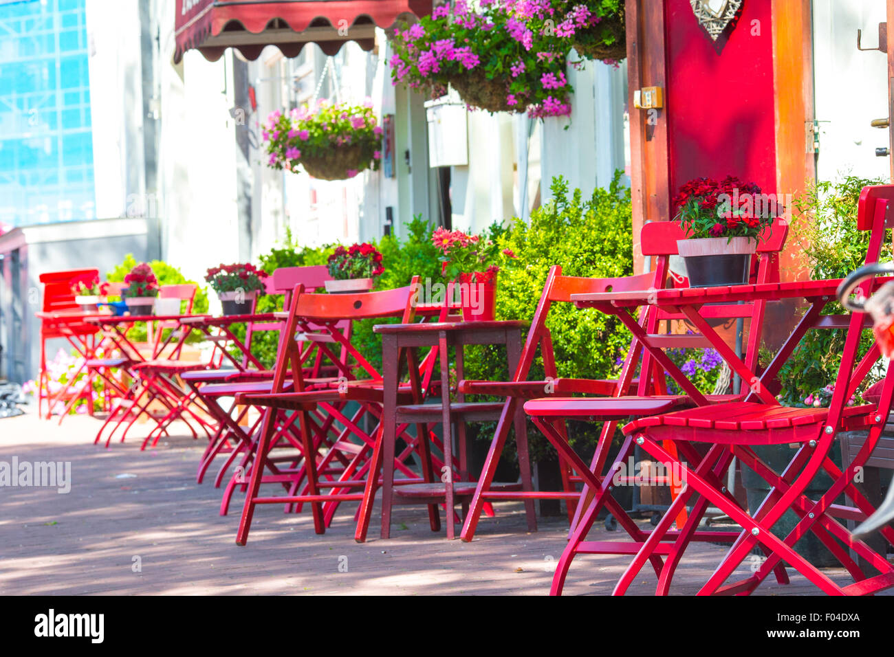 Rustic outdoor tables and chairs dinner hi-res stock photography and ...