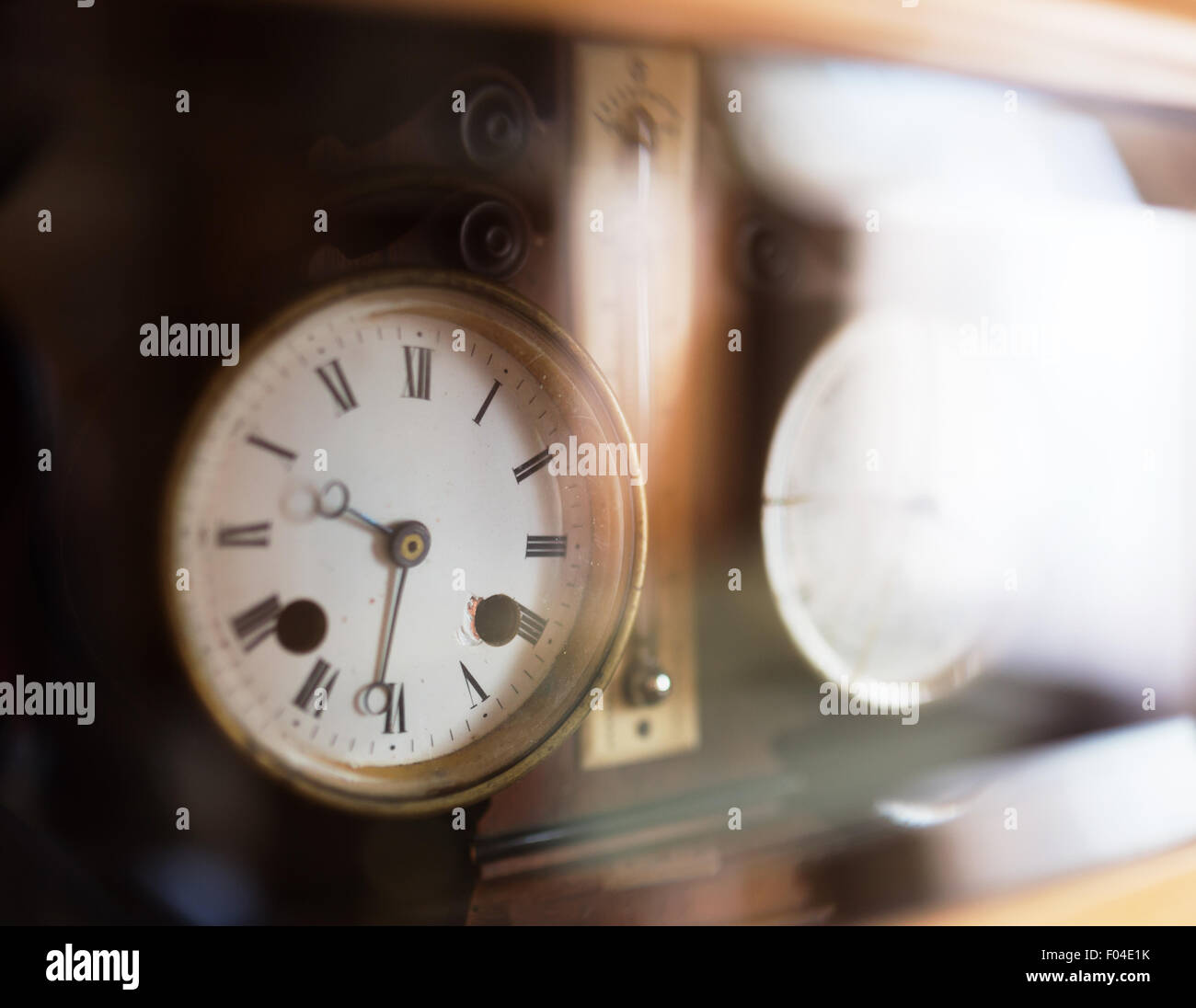 Table clock hi-res stock photography and images - Alamy
