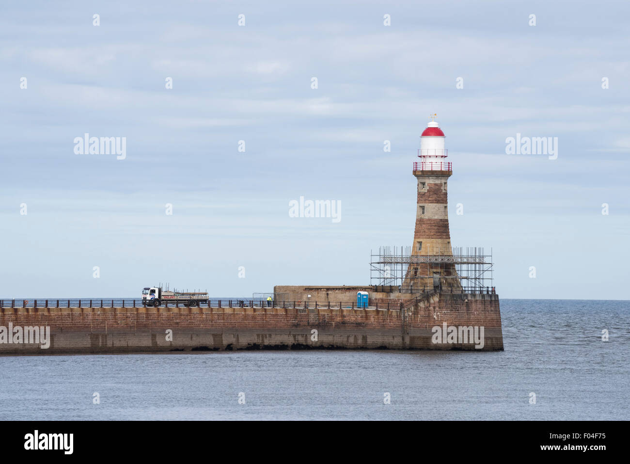 Sunderland lighthouse roker pier hi-res stock photography and images ...