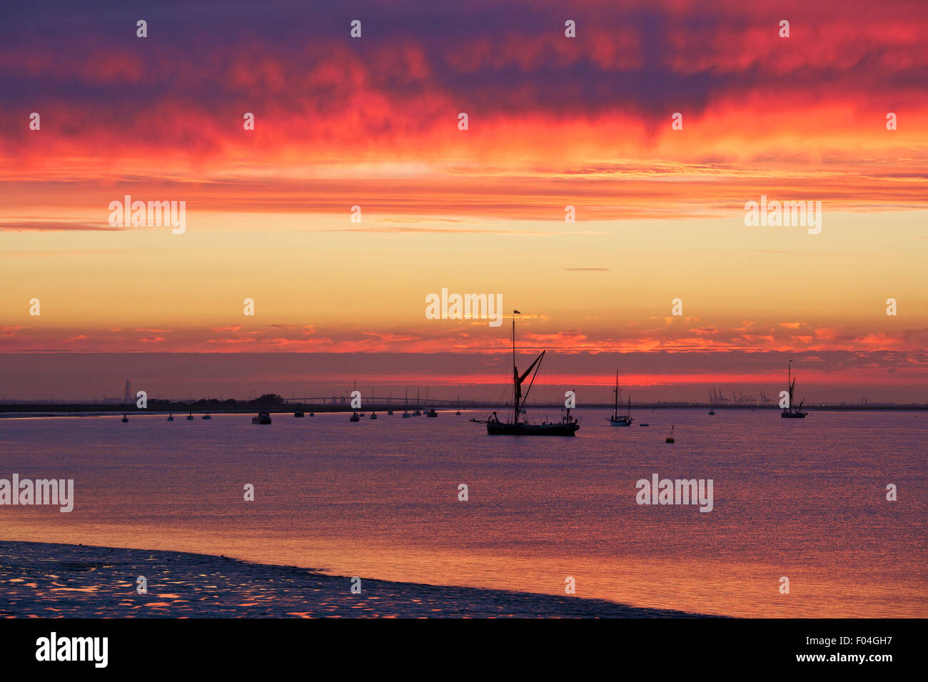 Swale Estuary, Kent, UK. 6th August 2015: UK Weather. Red sky at night ...
