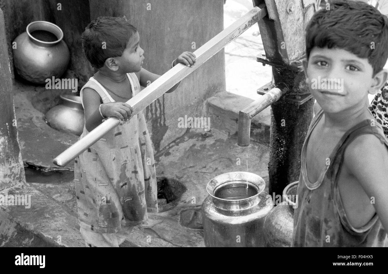 indian children getting water from well brian mcguire Stock Photo - Alamy