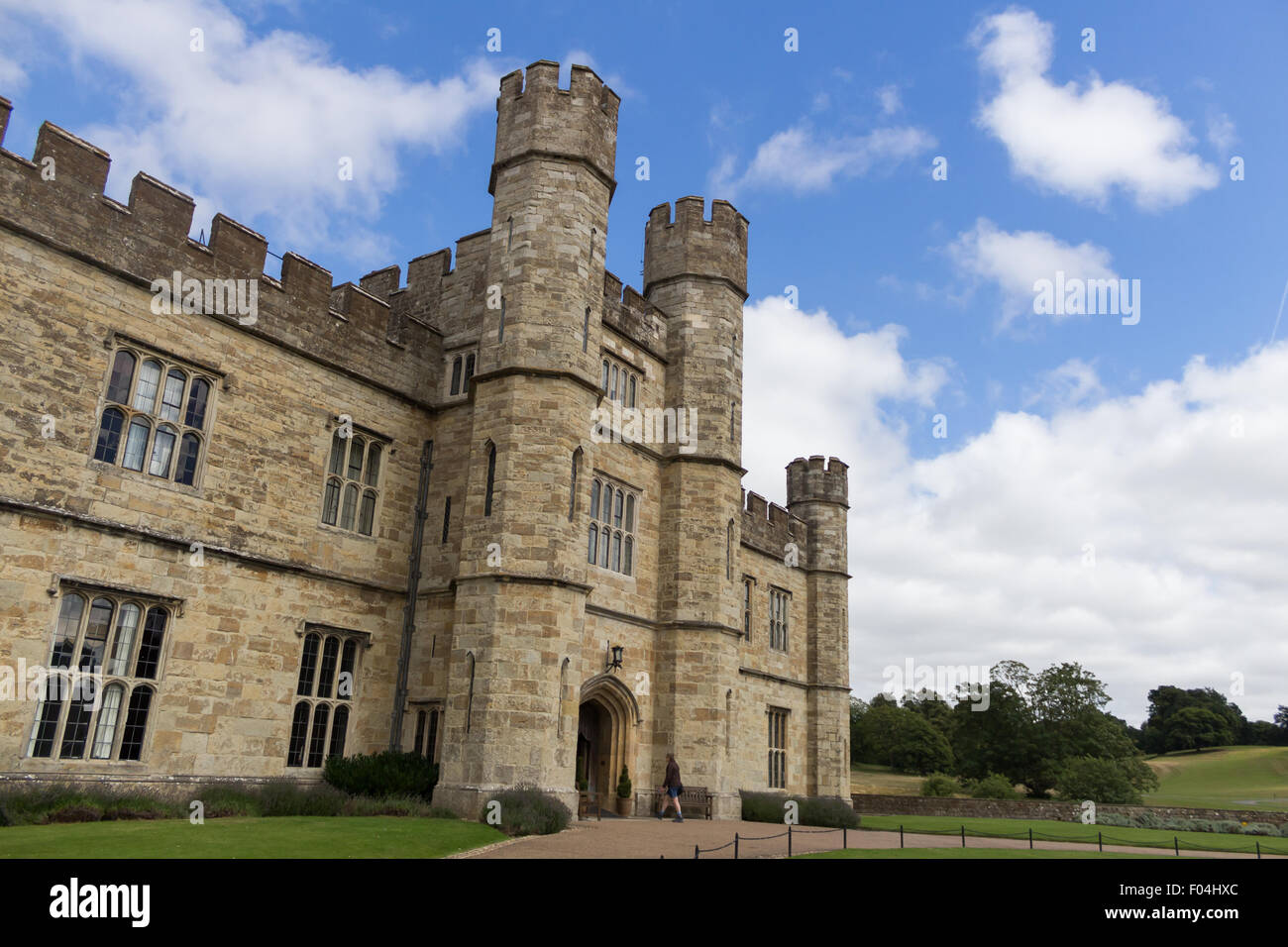 Leeds castle entrance hi-res stock photography and images - Alamy