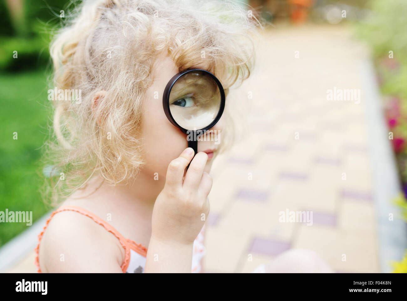 Child magnifying glass insect hi-res stock photography and images - Alamy
