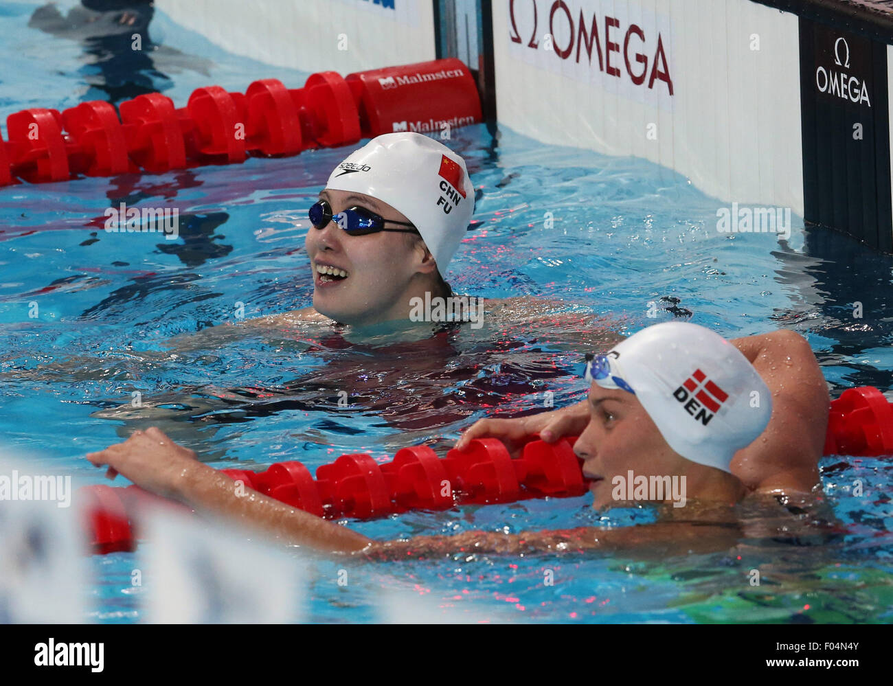 Kazan, Russia. 6th Aug, 2015. Fu Yuanhui(L) of China looks at the ...