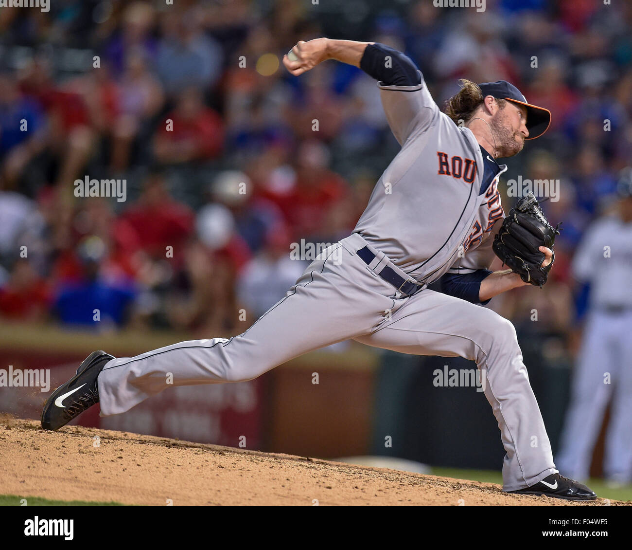 AUG 05, 2015: .Houston Astros relief pitcher Josh Fields (35) takes the ...