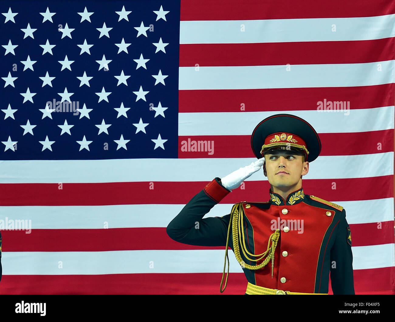 Kazan, Russia. 06th Aug, 2015. A Russian soldier salutes the US flag ...