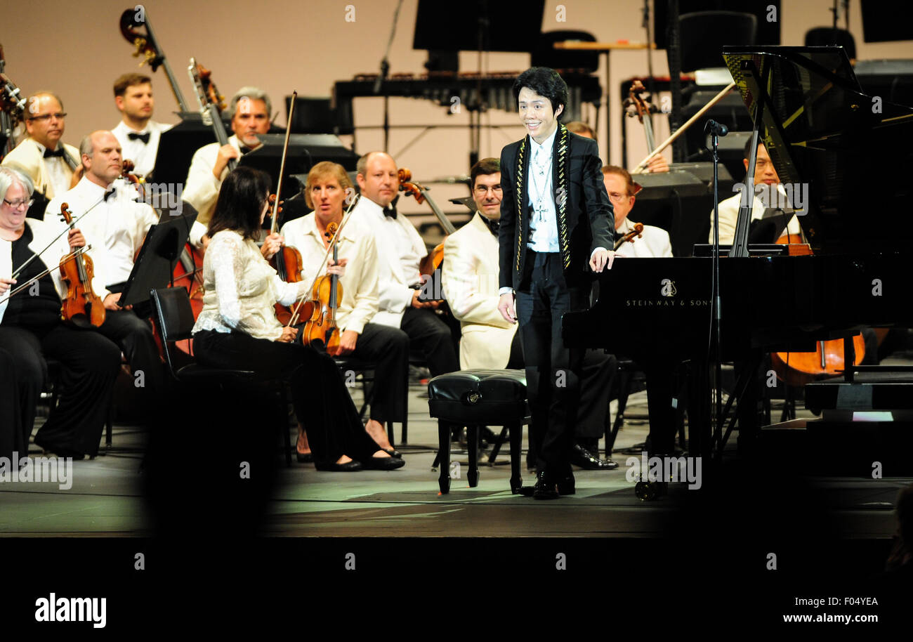 Los Angeles, USA. 6th Aug, 2015. Chinese pianist Li Yundi (R) smiles ...