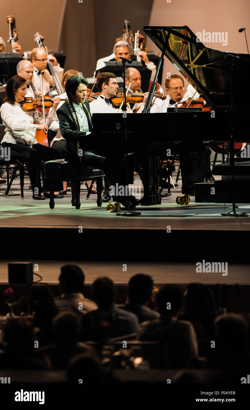 Los Angeles, USA. 6th Aug, 2015. Chinese pianist Li Yundi (C) performs ...