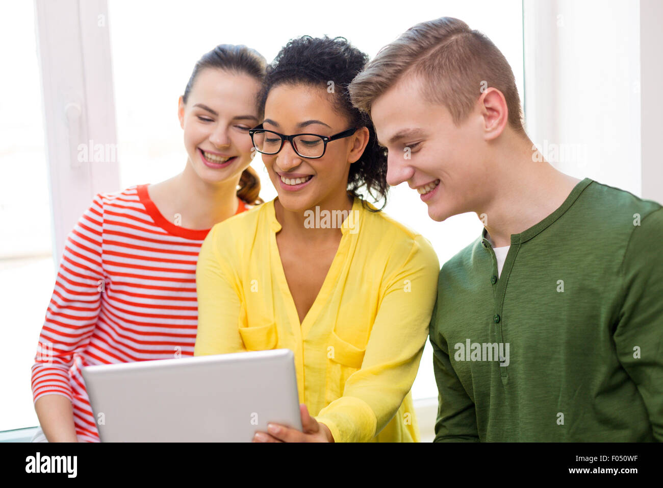 Students tablet computer classroom hi-res stock photography and images ...