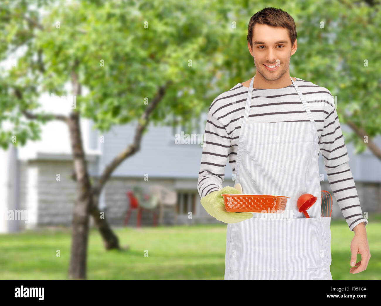 Smiling man holding baking dish hi-res stock photography and images - Alamy