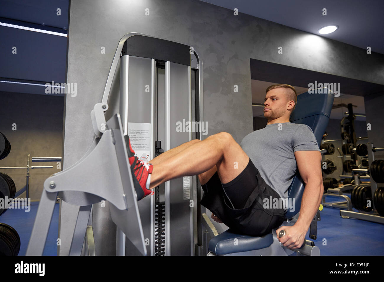 Man muscular legs gym hi-res stock photography and images - Alamy