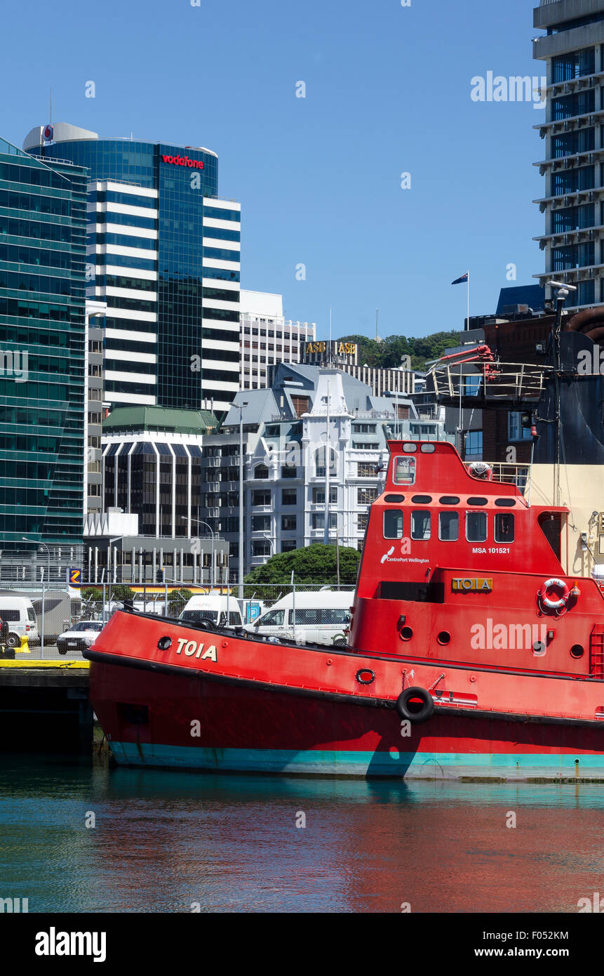Red tug boat hi-res stock photography and images - Alamy