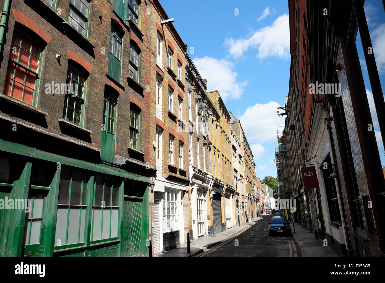 Narrow Street Uk Shops High Resolution Stock Photography and Images - Alamy