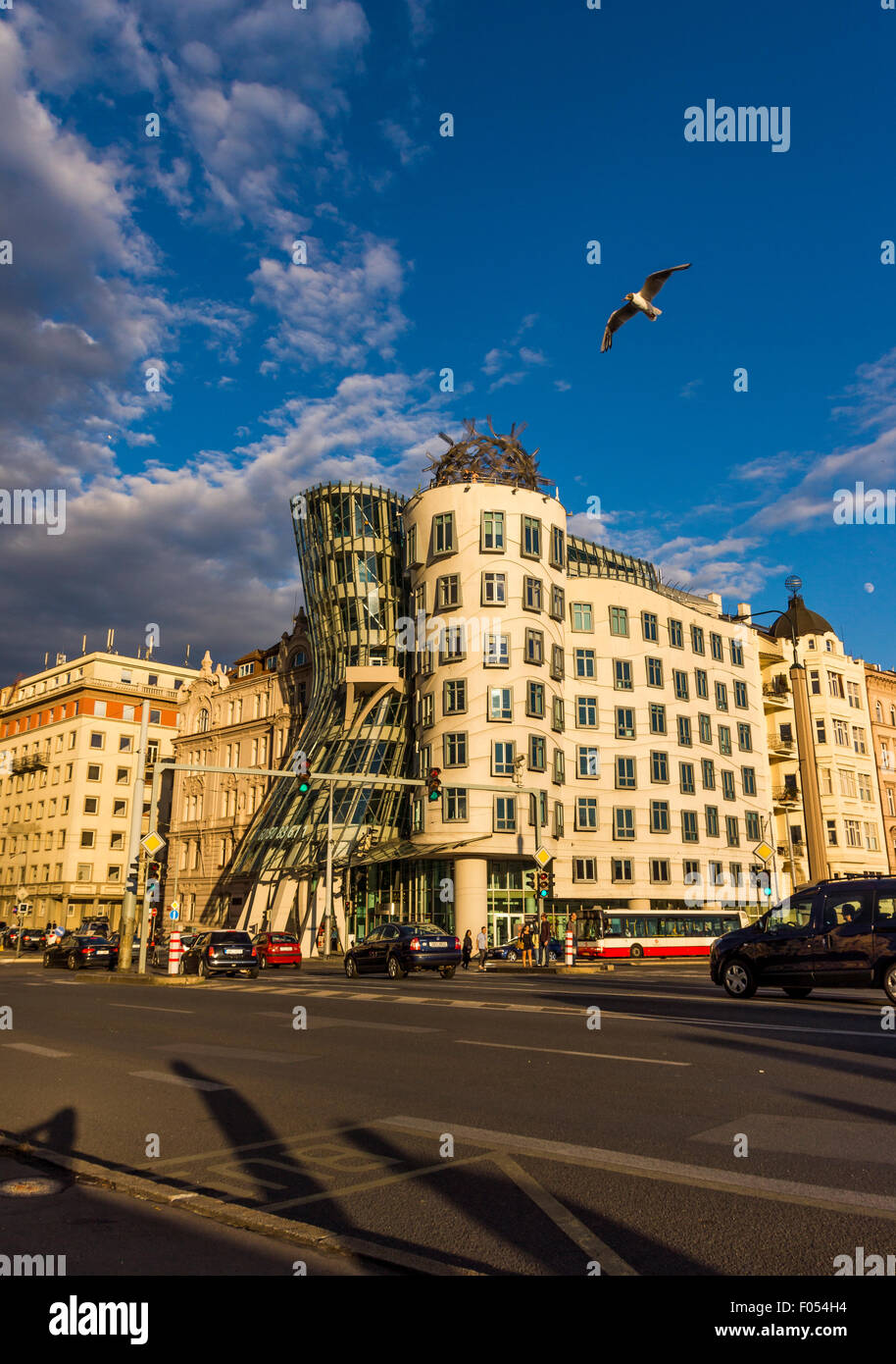 Dancing House (Tancici Dum Stock Photo - Alamy