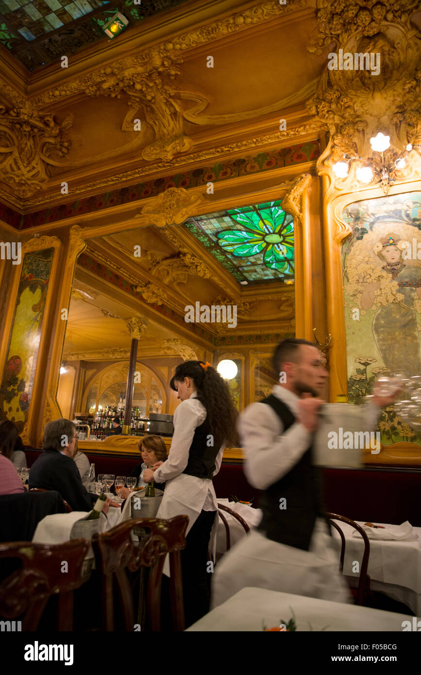 Waiters in Brasserie Julien in Paris, France Stock Photo - Alamy