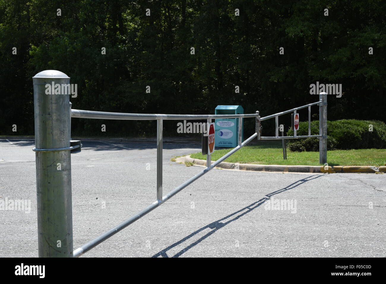 Gate closed hi-res stock photography and images - Alamy