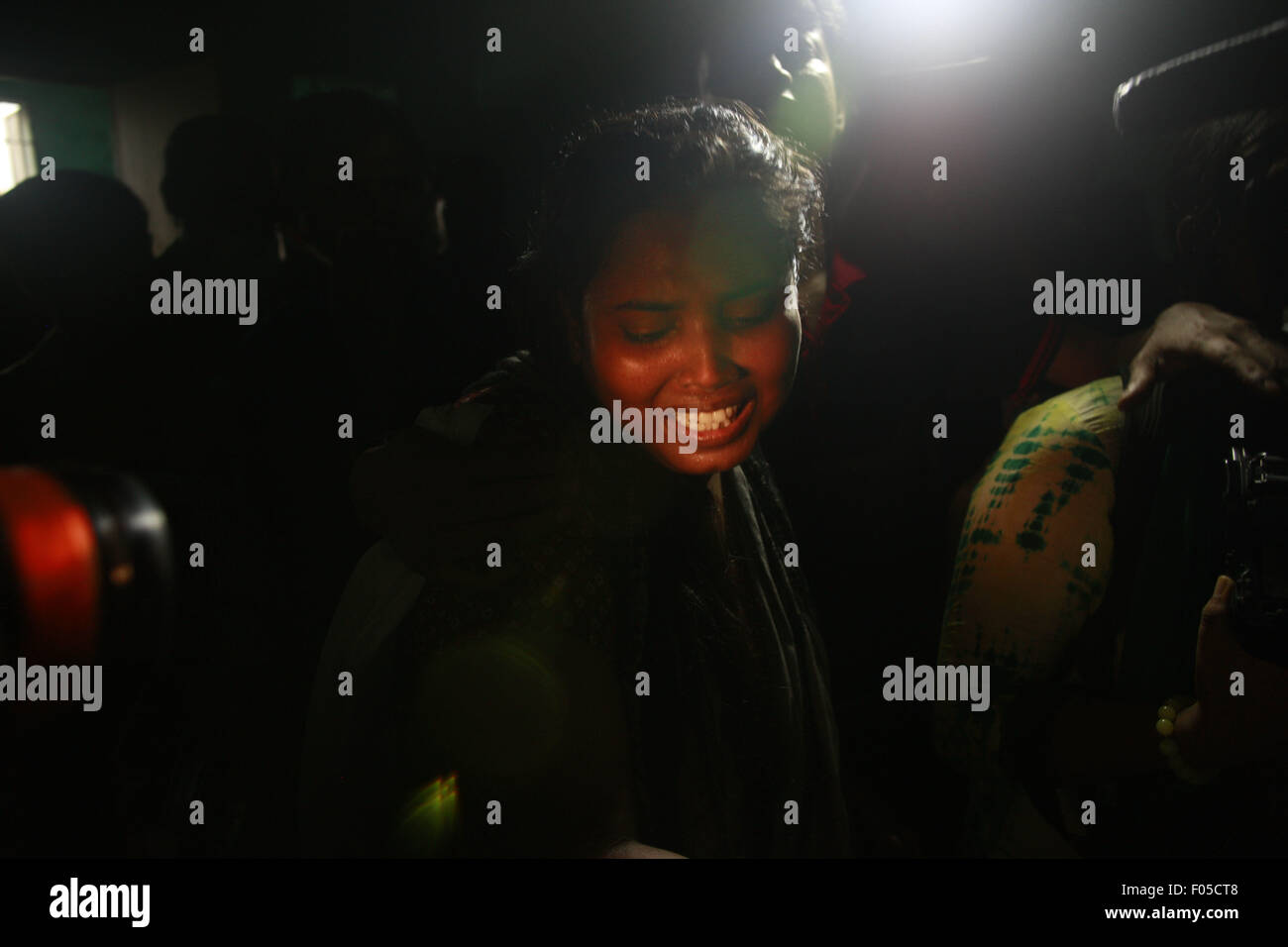 Dhaka, Bangladesh. 7th Aug, 2015. Ashamoni, wife of Niloy Chakrabarty Neel, moruns for her ...