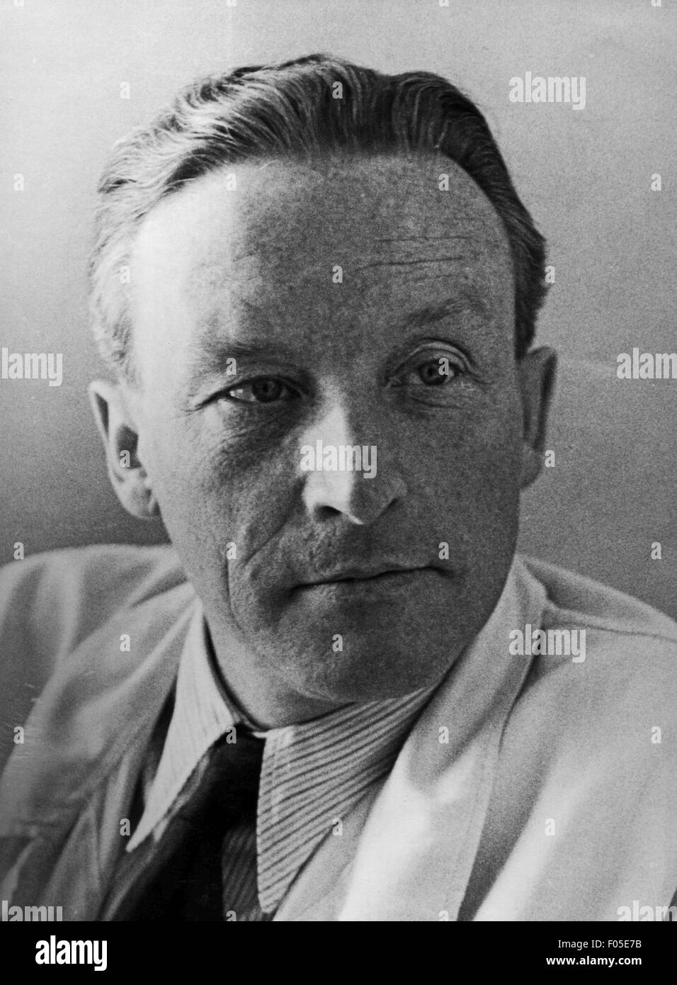 1950s portrait man doctor hi-res stock photography and images - Alamy