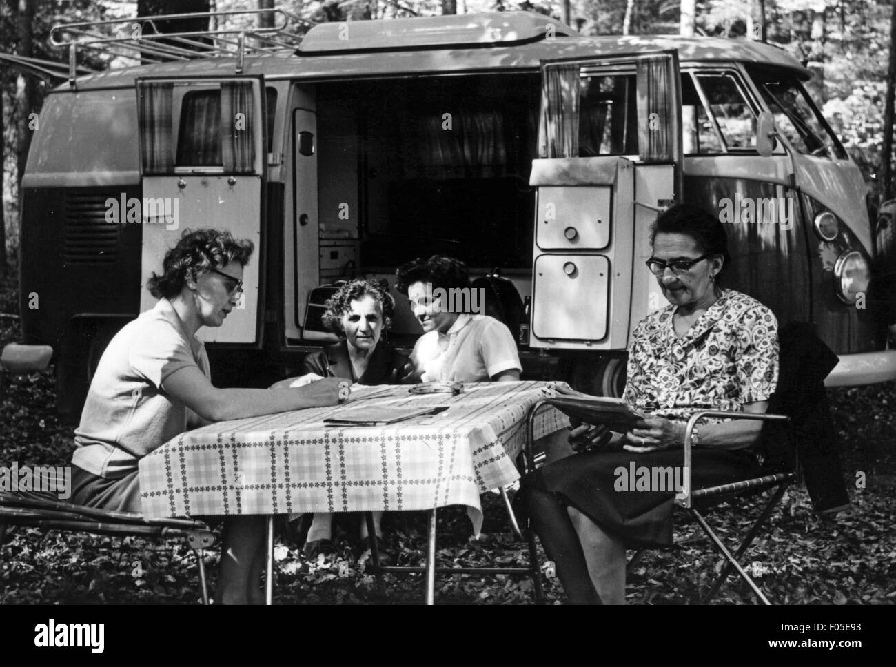 tourism, group of women resting in front of VW bus, 1950s, Additional ...