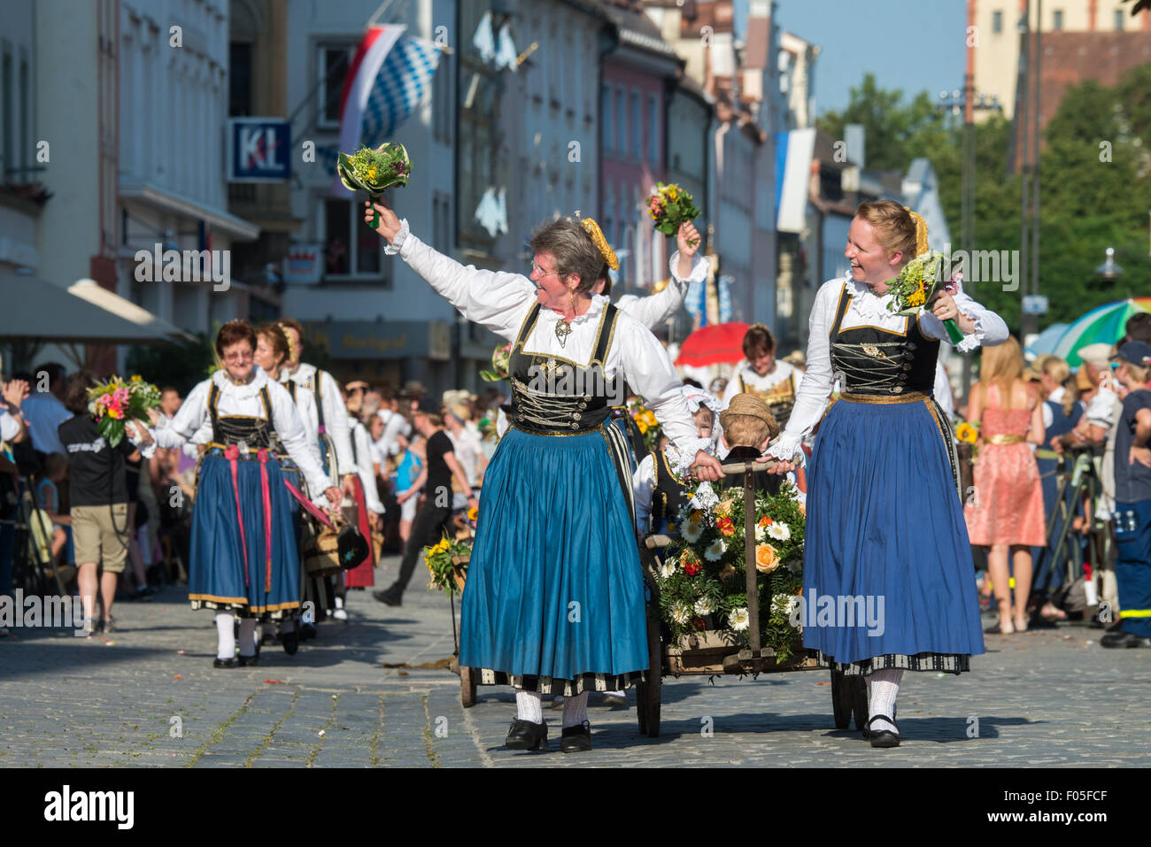 Straubing, Germany. 7th Aug, 2015. Participants in the traditional ...