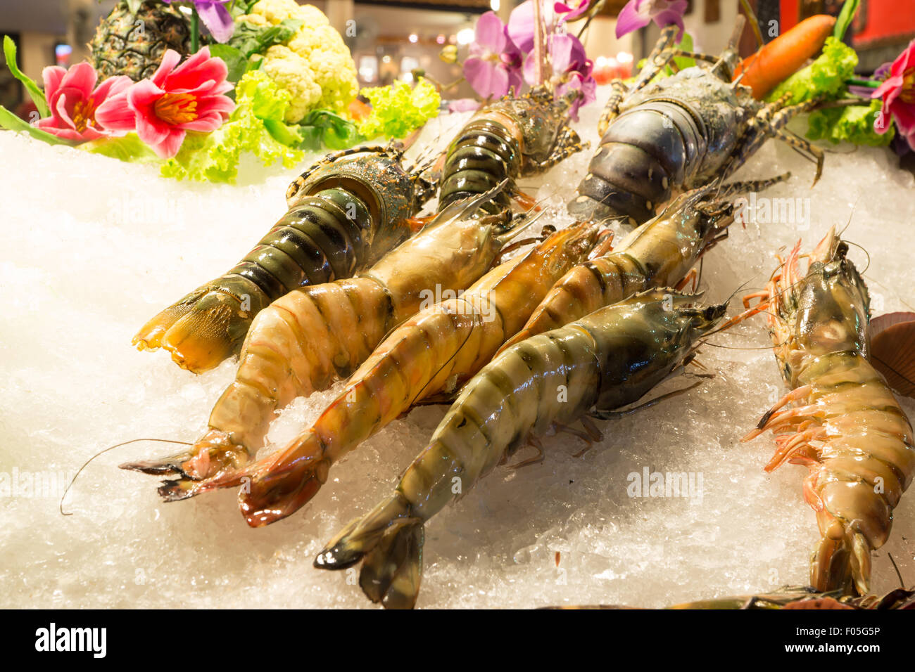 Chilled shrimp and lobster on night market Stock Photo - Alamy