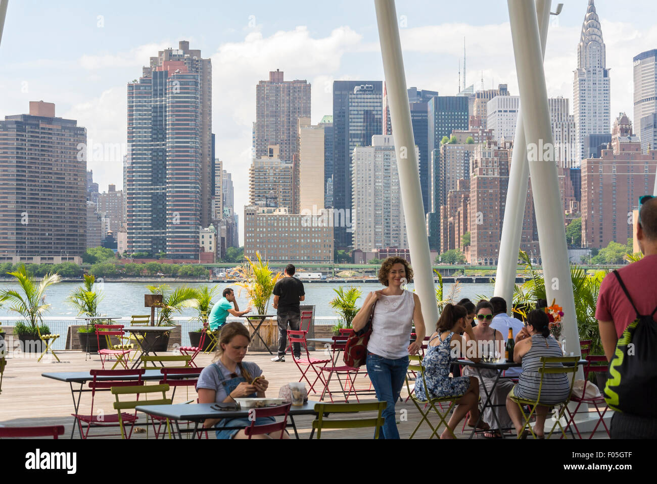 Sharing drinks outside cafe terrace hi-res stock photography and images ...