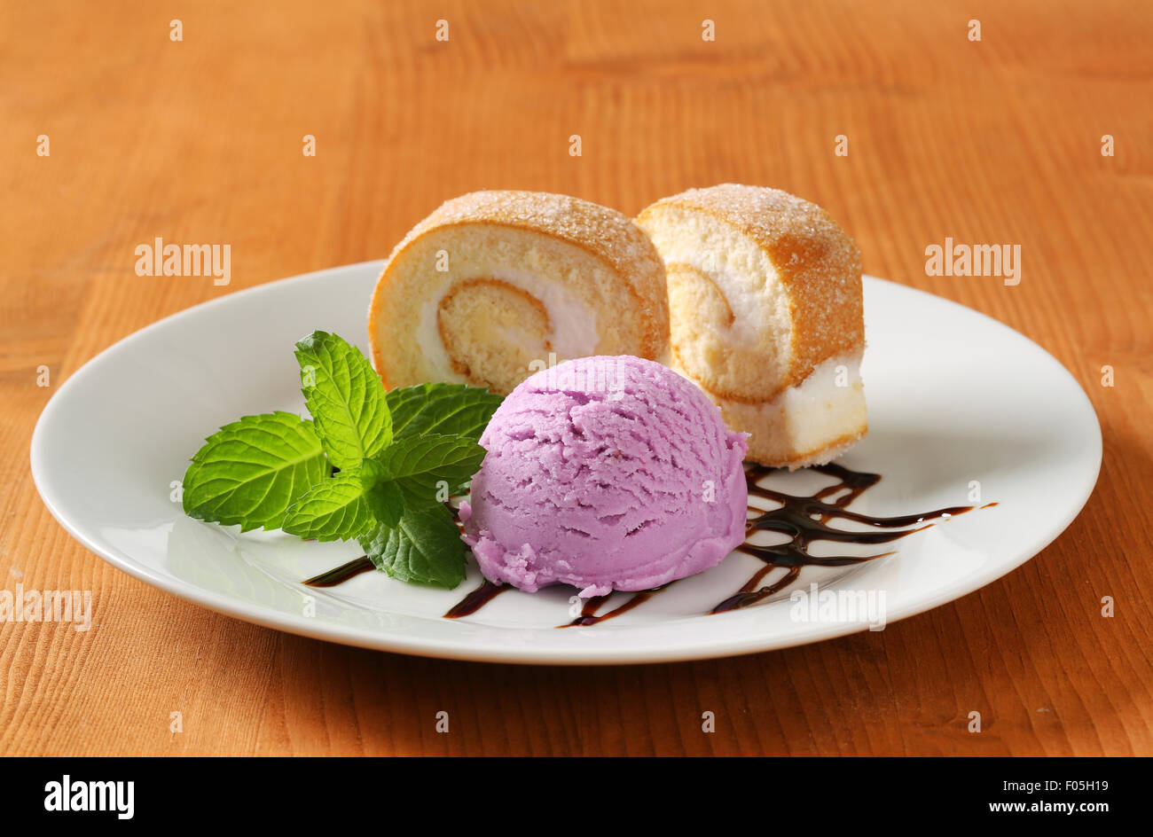 Sponge cake roll with ice cream Stock Photo - Alamy