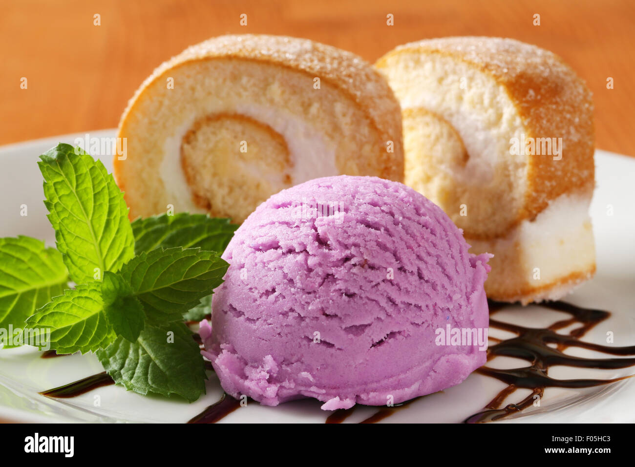 Sponge cake roll with ice cream Stock Photo - Alamy
