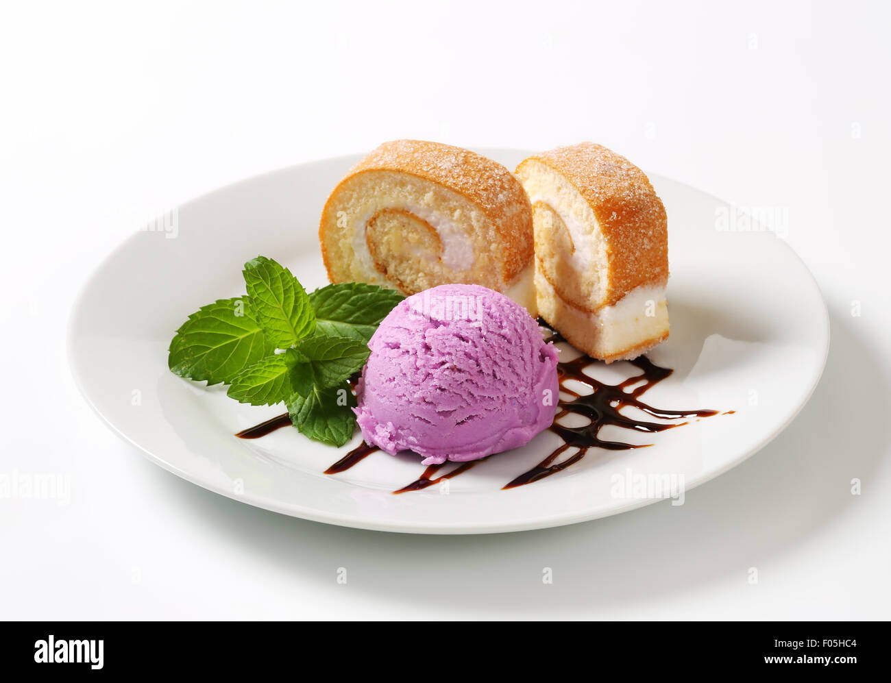 Sponge cake roll with ice cream Stock Photo - Alamy