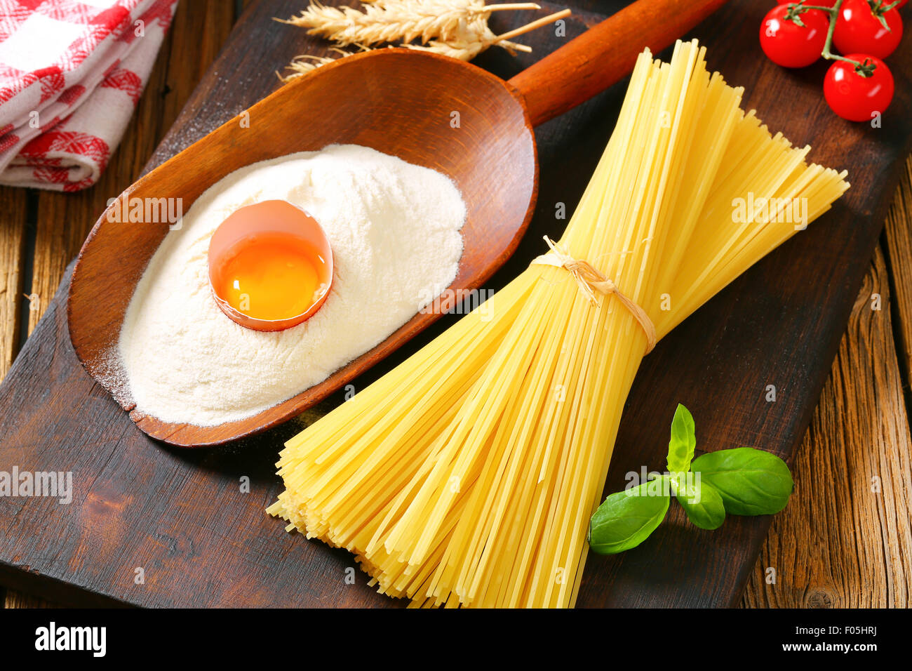 Bundle of dried spaghetti, scoop of flour and fresh egg Stock Photo - Alamy