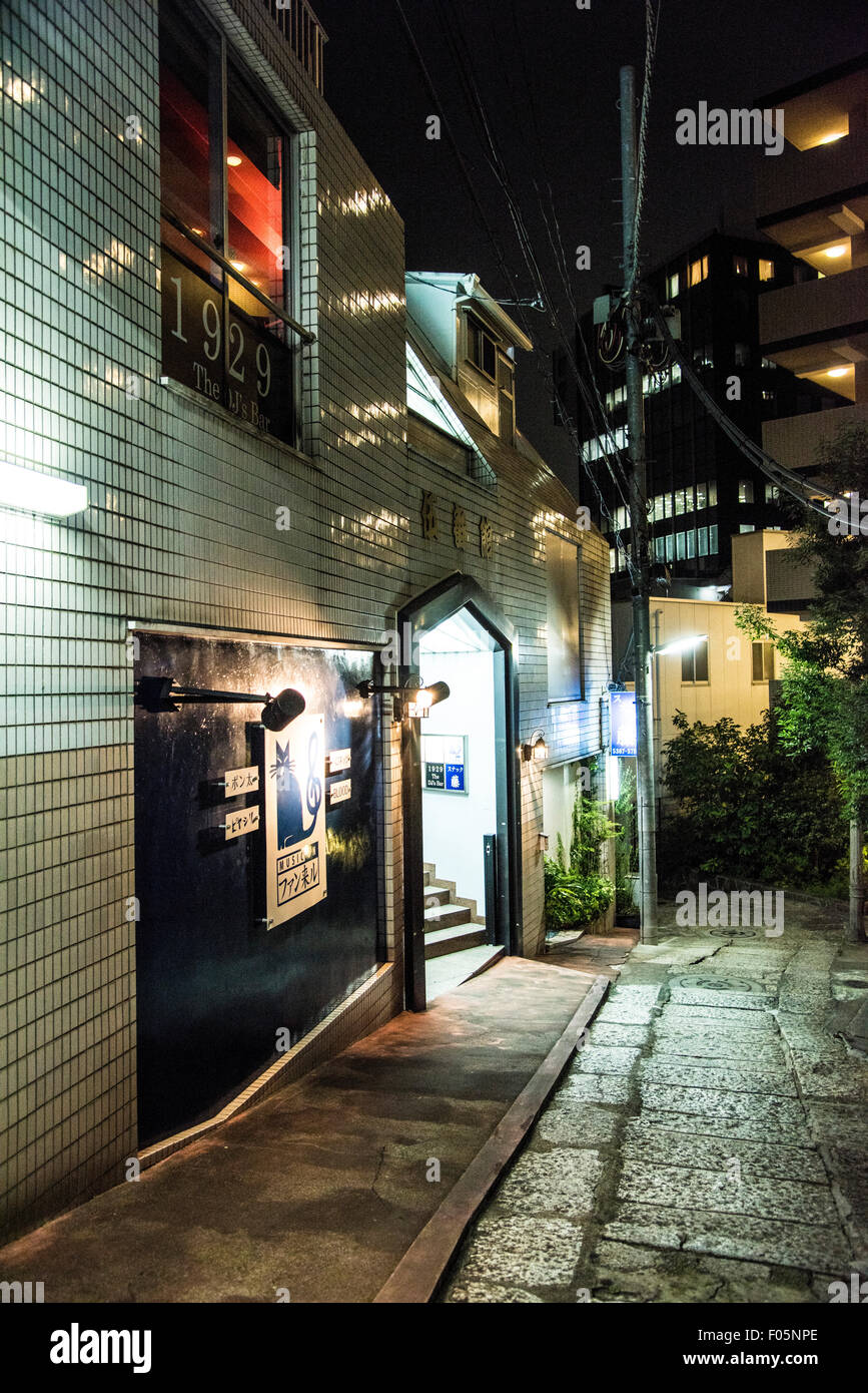 Narrow tokyo street hi-res stock photography and images - Alamy