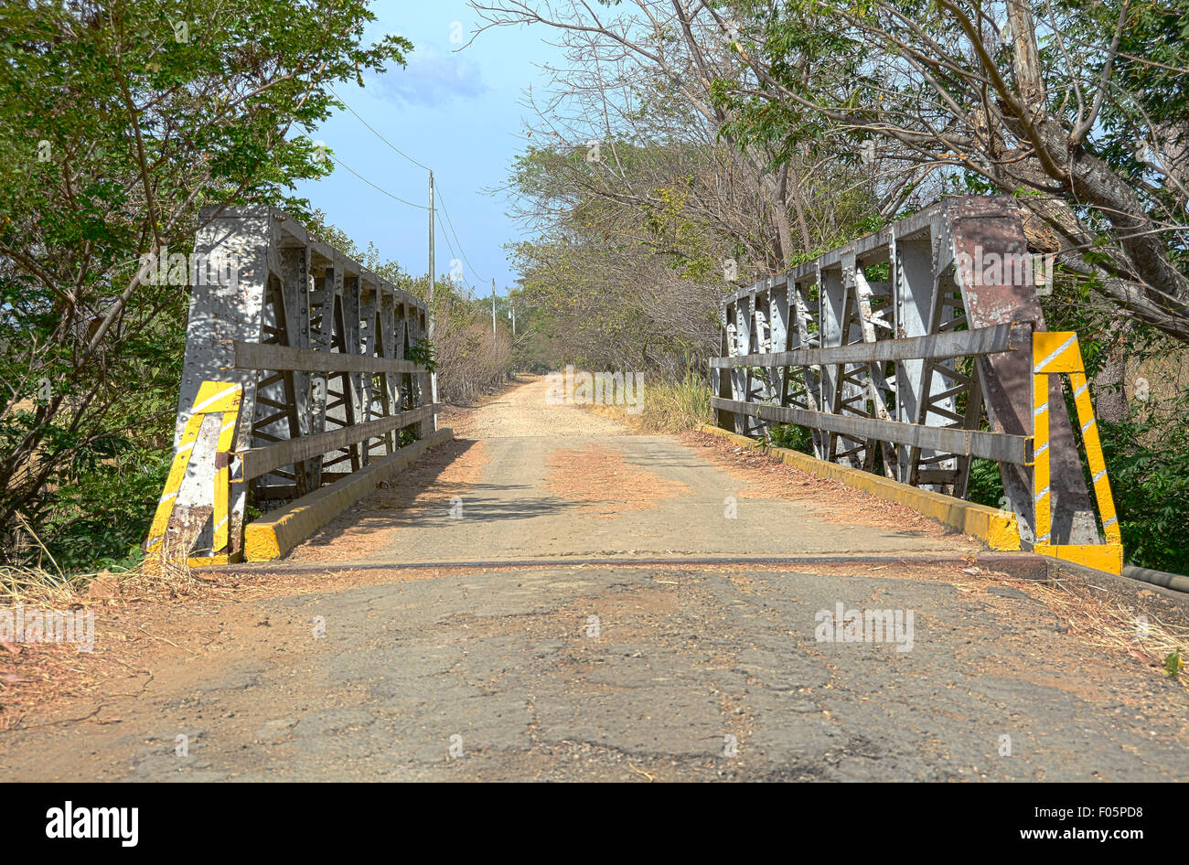 Rural country road with bridge hi-res stock photography and images - Alamy