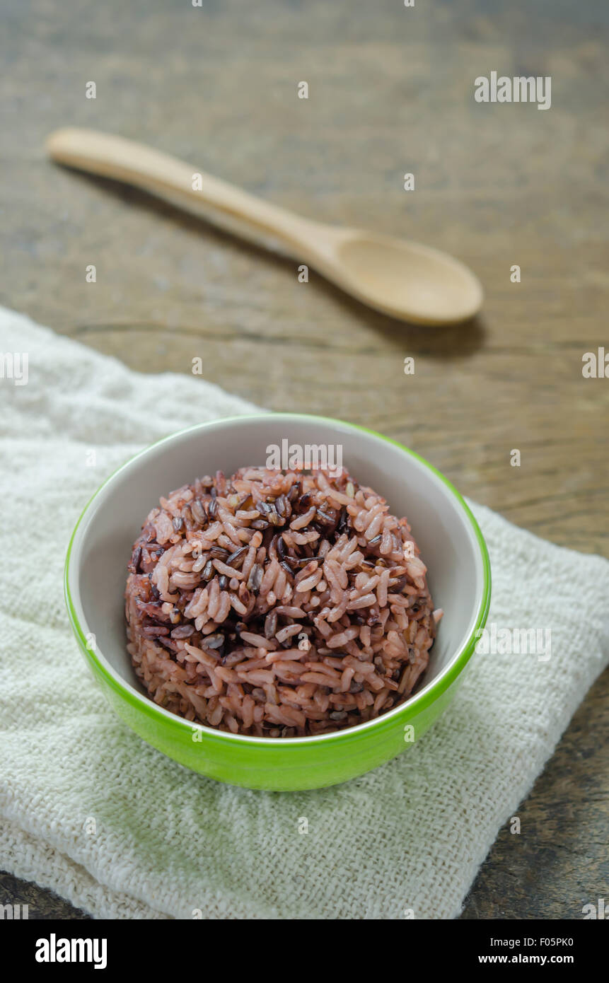 Cooked rice of Riceberry in green bowl on wooden table Stock Photo - Alamy