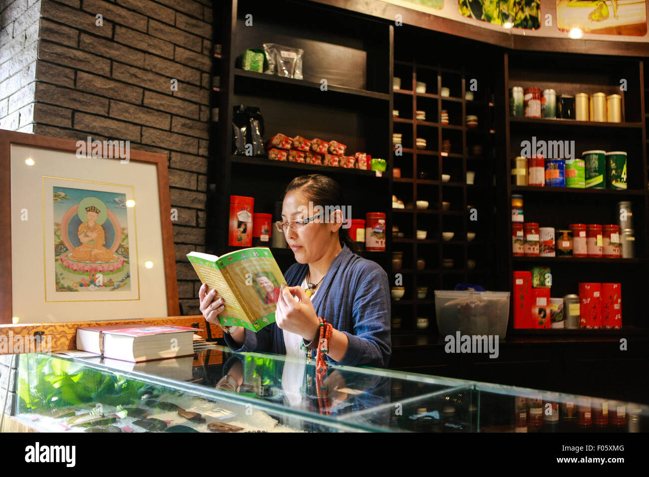 (150808) -- LHASA, Aug. 8, 2015 (Xinhua) -- Yu Ya Chi read Tibetan ...