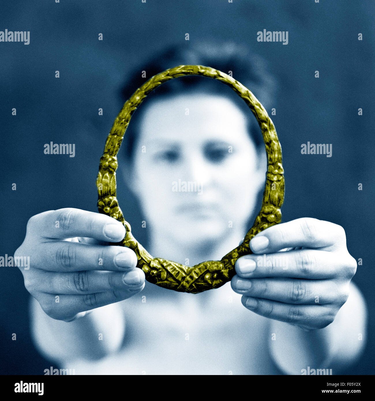 Hand holding metal frame hi-res stock photography and images - Alamy