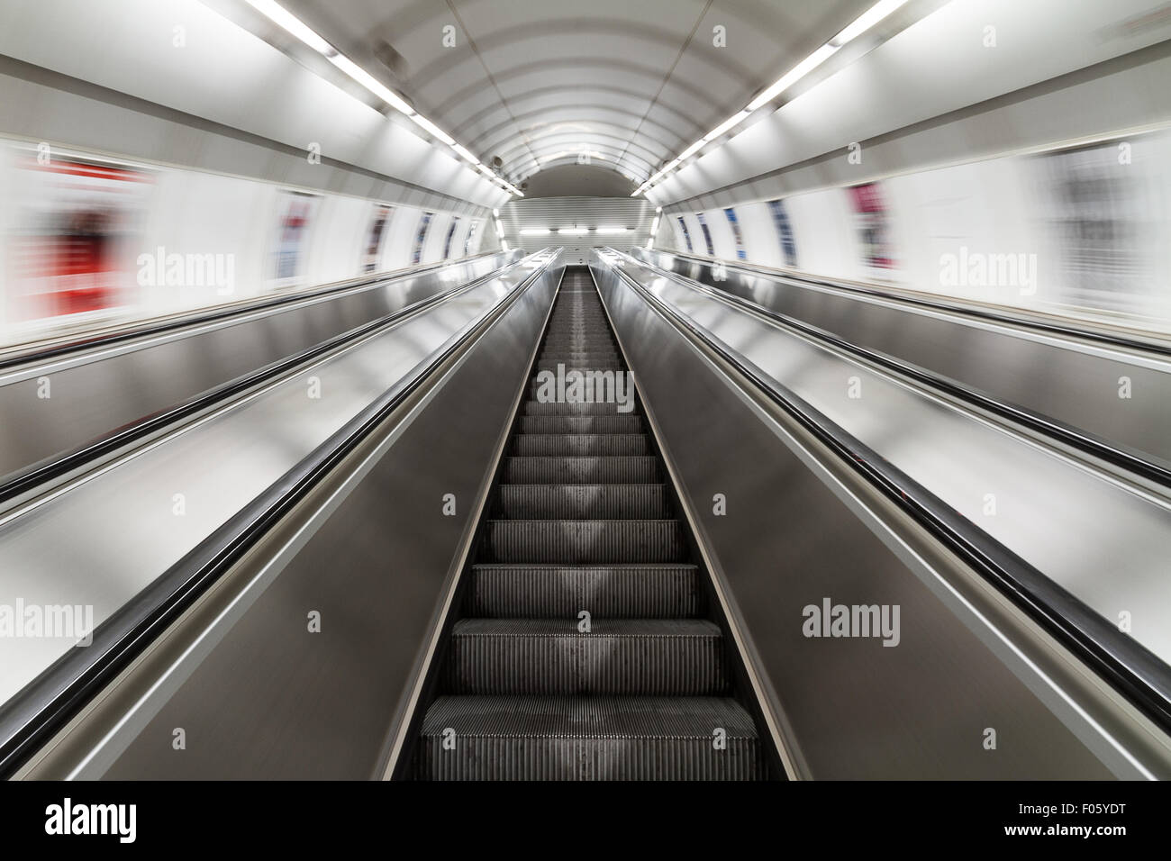 Escalator metro hi-res stock photography and images - Alamy
