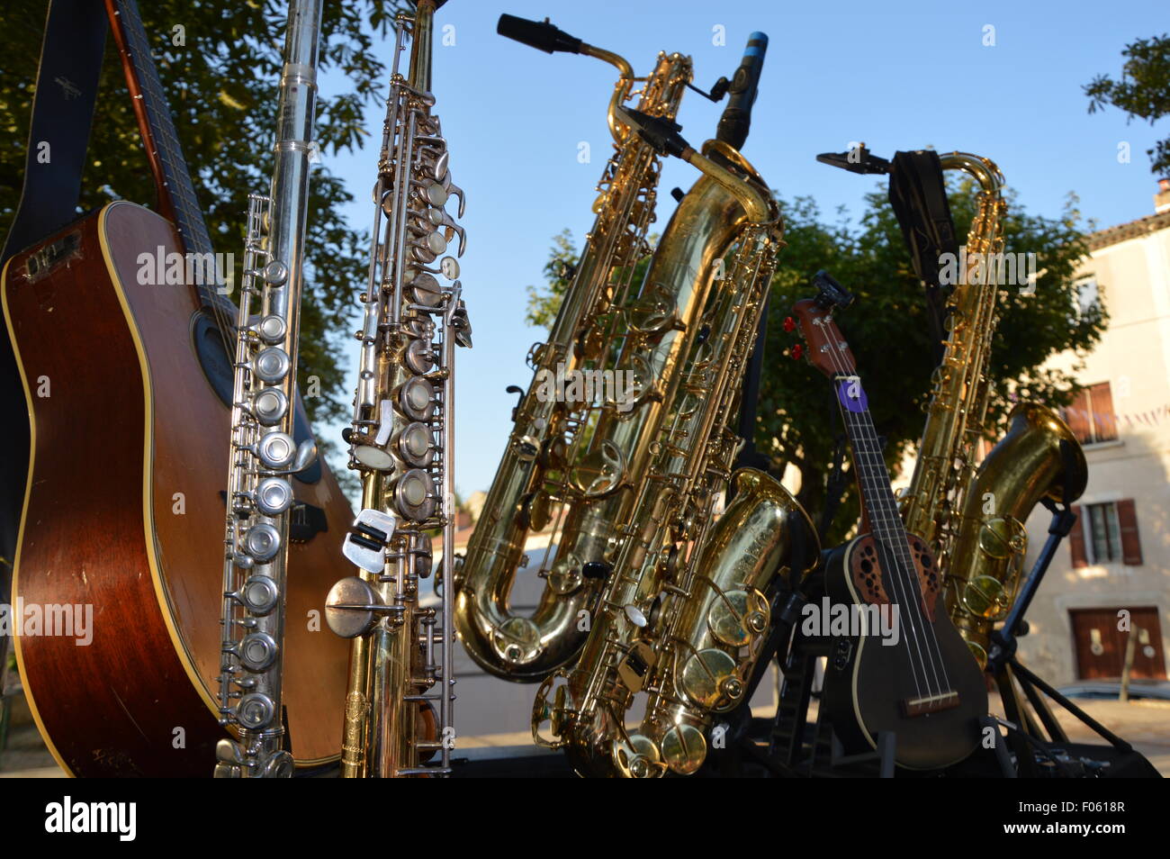 Music notes with instruments hi-res stock photography and images - Alamy