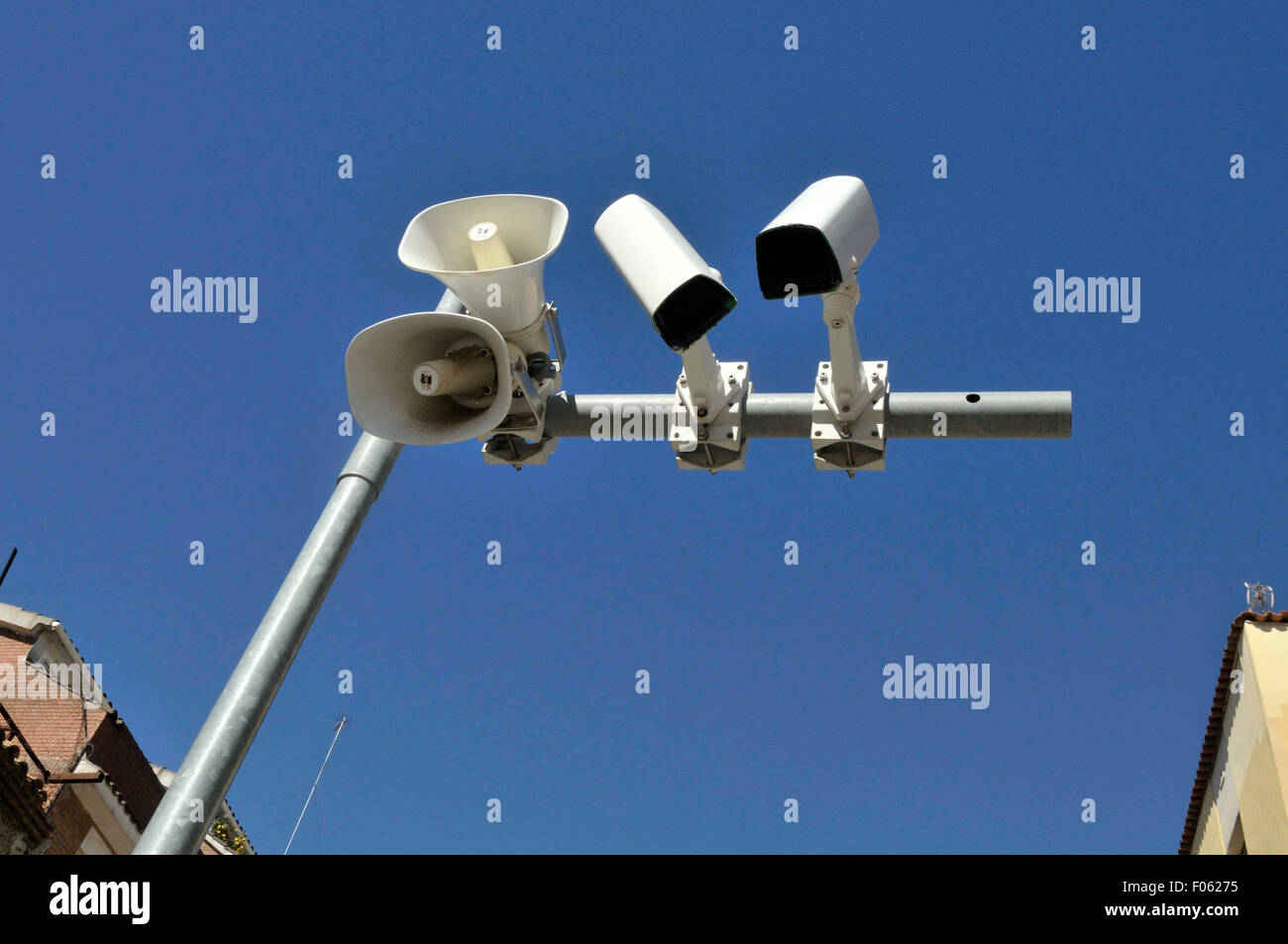 Surveillance model for urban spaces to record the daily activities of ...