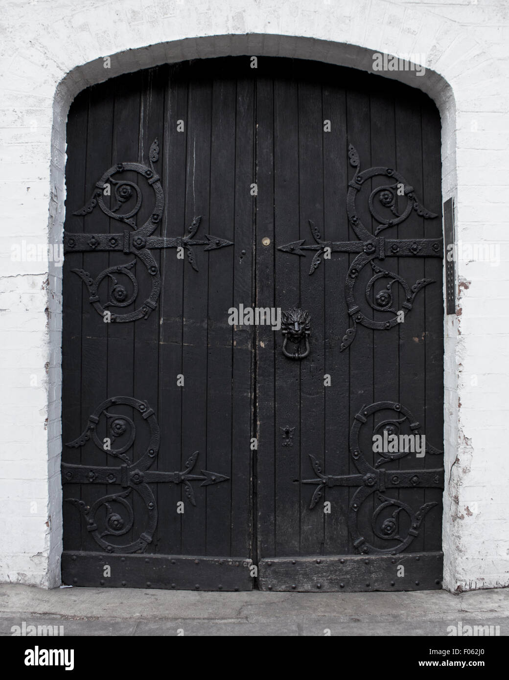 Old black gate hi-res stock photography and images - Alamy