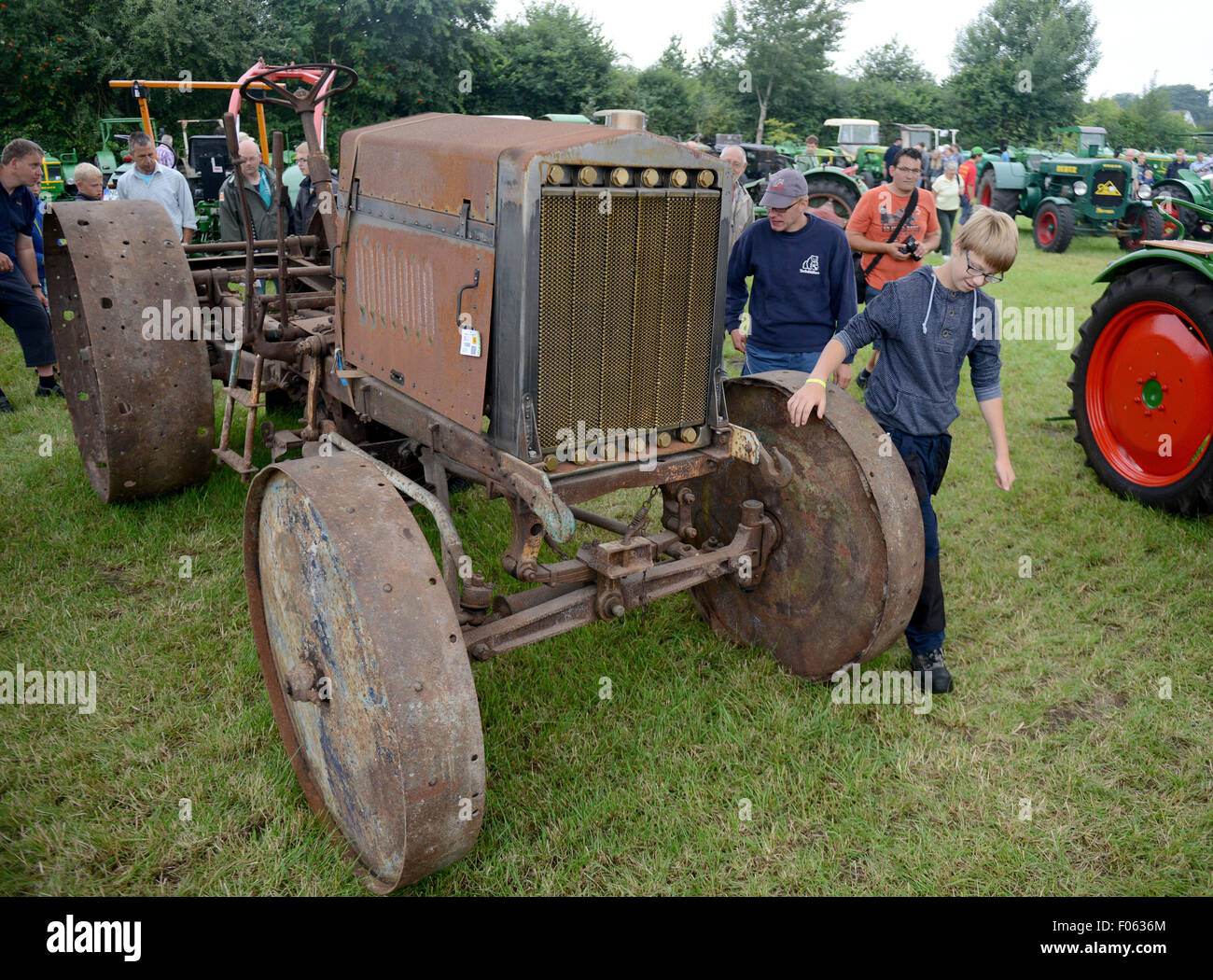 Nordhorn, Germany. 8th Aug, 2015. Visitors admire a Deutz tractor from ...