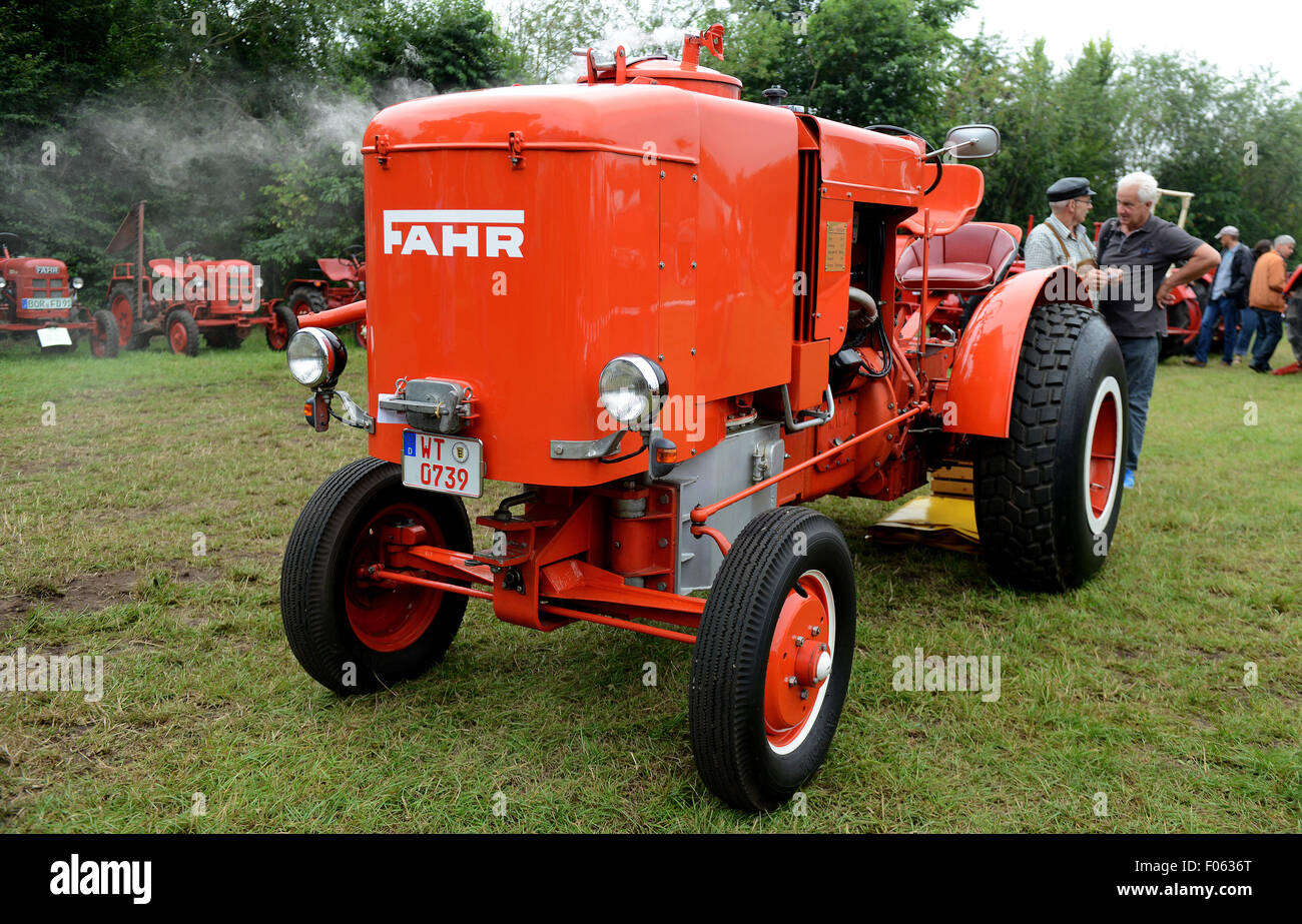 Nordhorn, Germany. 8th Aug, 2015. Visitors admire a Fahr wood gas ...